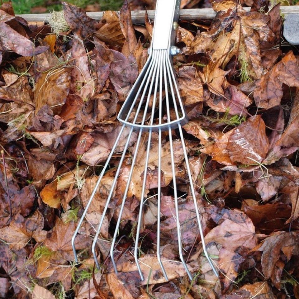 Leaves & Rakes – Gardener's Kit